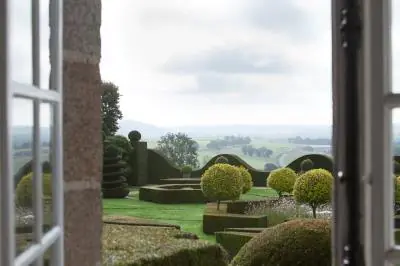 Du jardin à la house au Château de la Ballue, pique-nique costumé ...