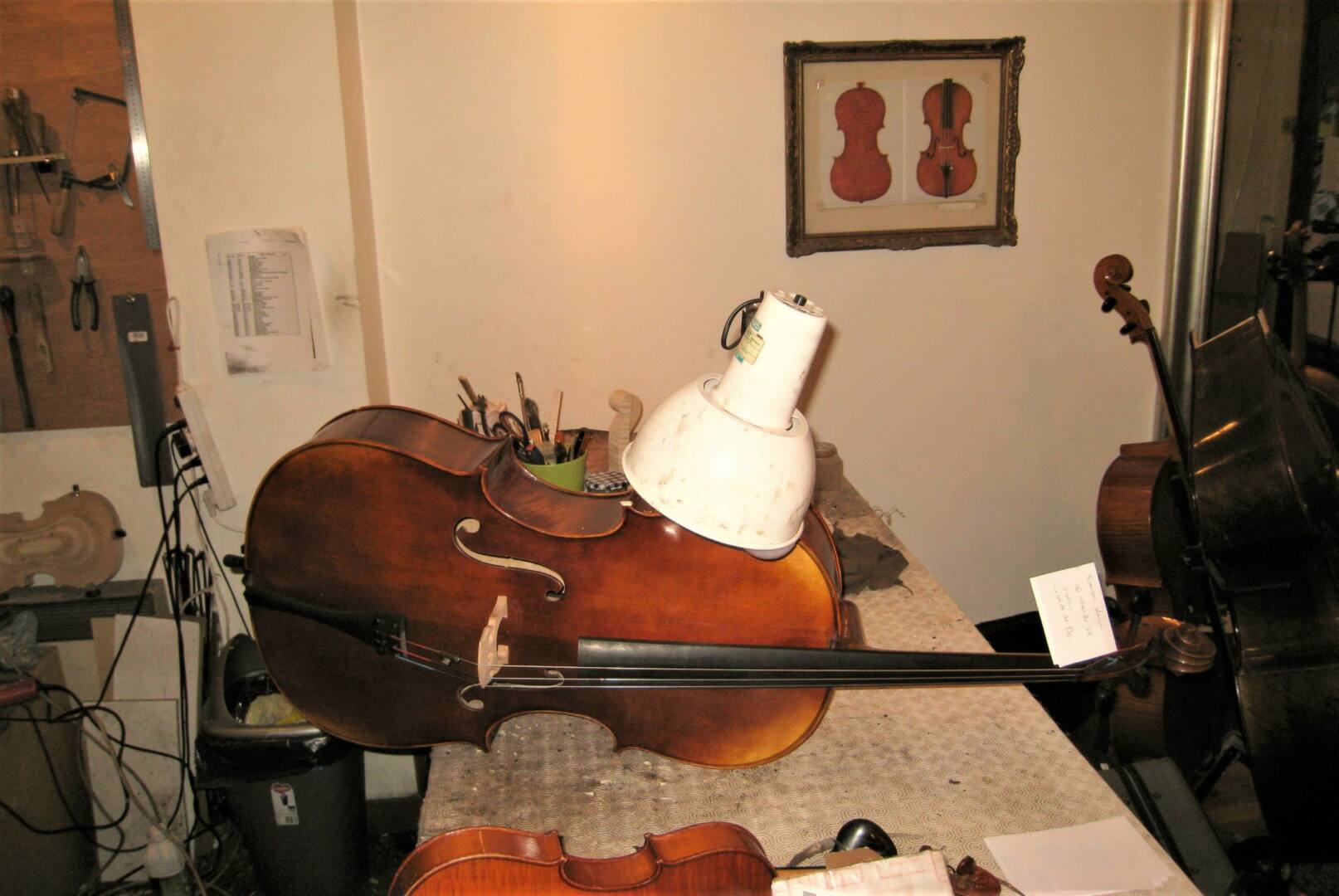 Rennes. ALEXANDRE MALLET luthier rue Saint-Hélier - Unidivers