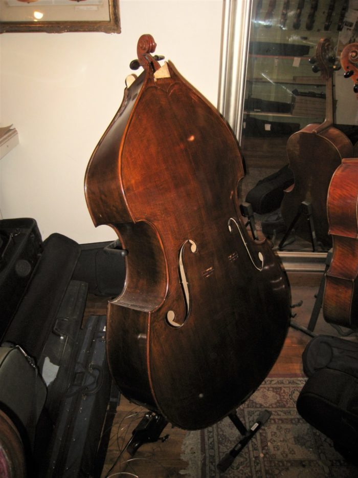 Rennes. ALEXANDRE MALLET luthier rue Saint-Hélier