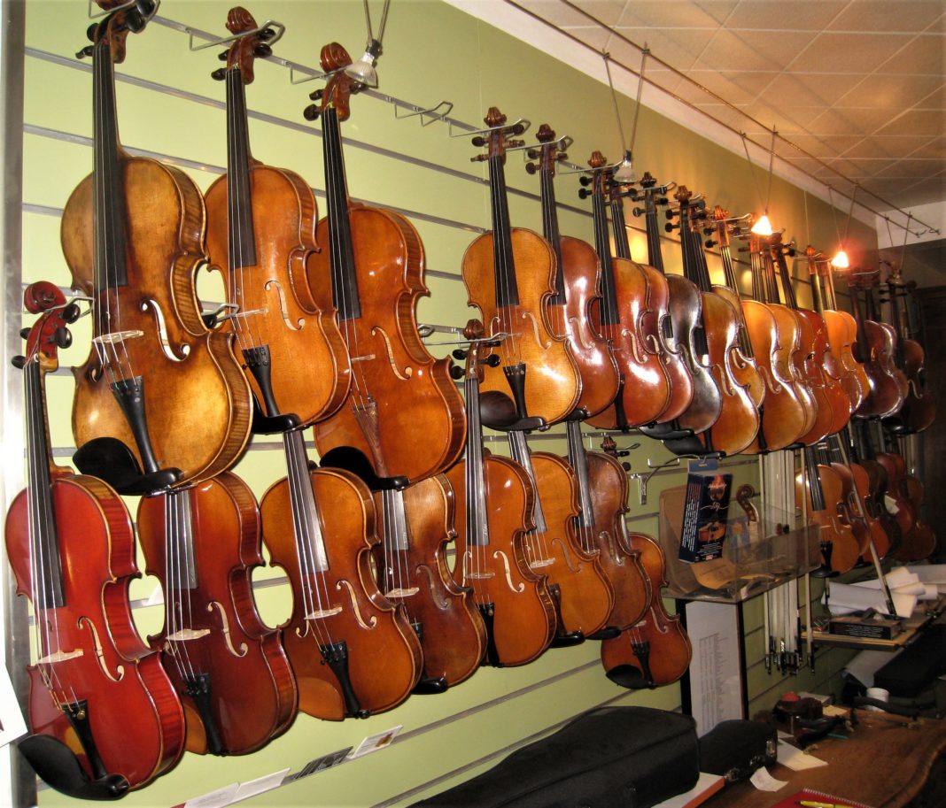 Rennes. ALEXANDRE MALLET luthier rue Saint-Hélier