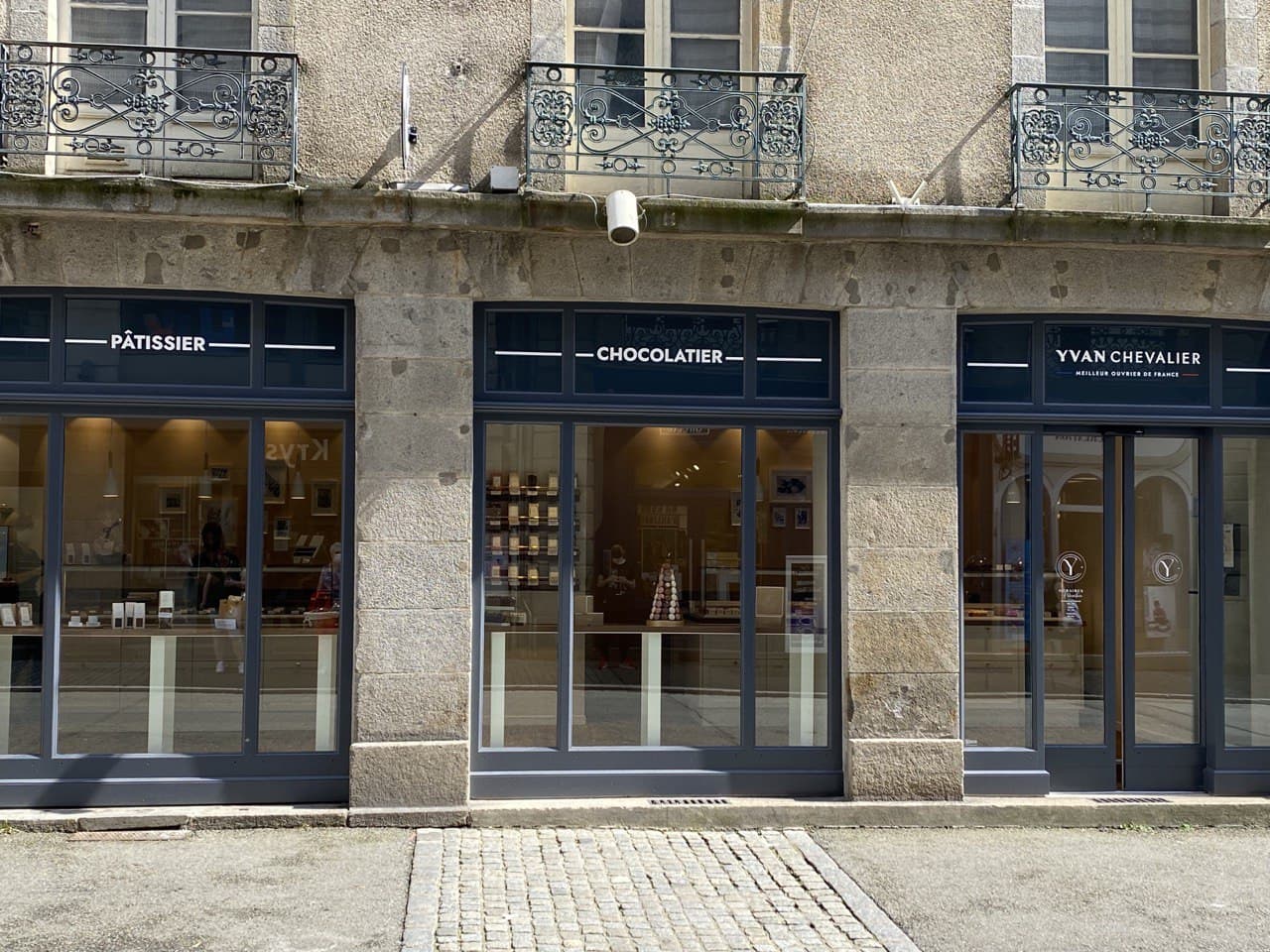 RENNES. YVAN CHEVALIER OUVRE SA PATISSERIE-CHOCOLATERIE RUE DE NEMOURS ...