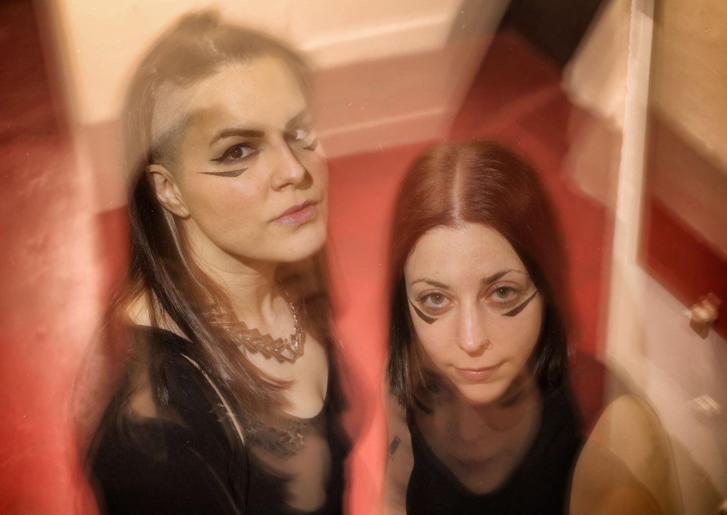 Minuit Machine. 24, un album entre EBM et dark wave qui confirme le ...