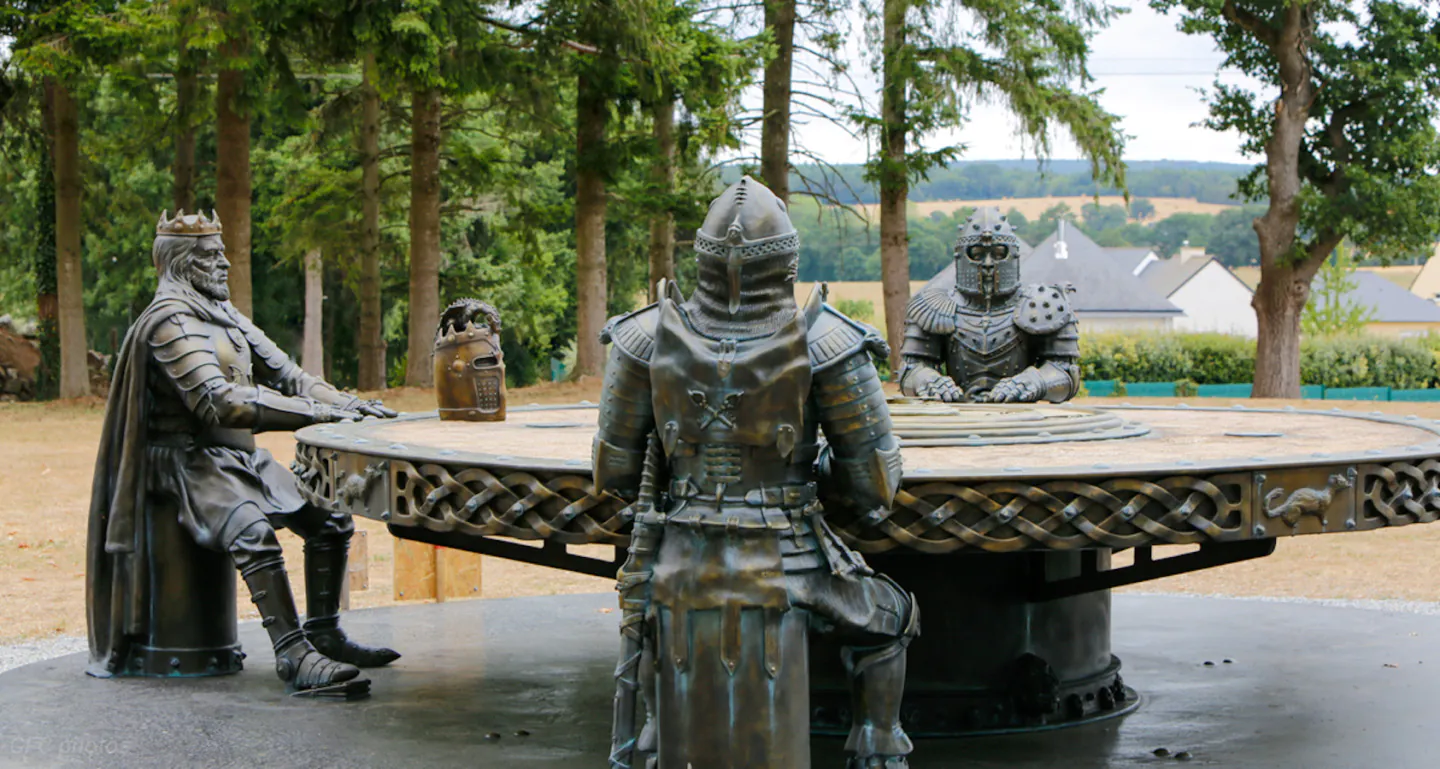 Michaël Thomazo sculpte les nouveaux chevaliers de la table ronde | Morbihan news actus