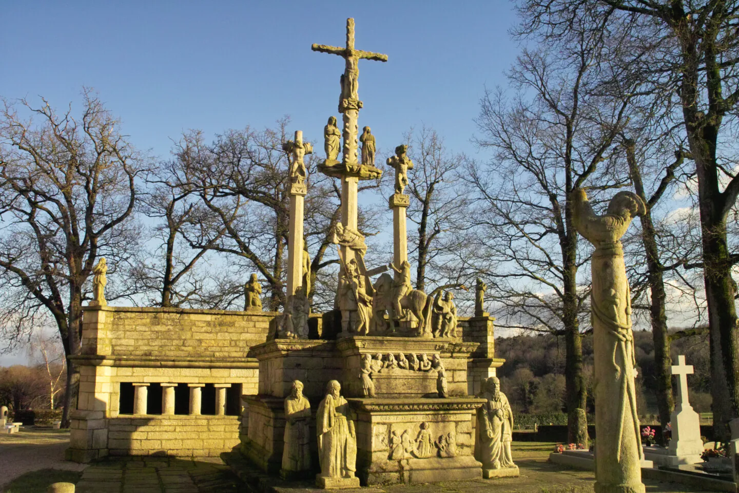 Bretagne. Un riche patrimoine de calvaires bretons dont 7 monumentaux