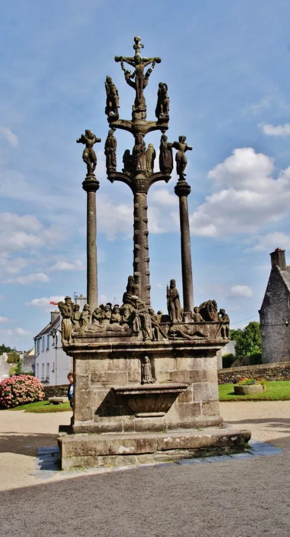 Bretagne. Un riche patrimoine de calvaires bretons dont 7 monumentaux
