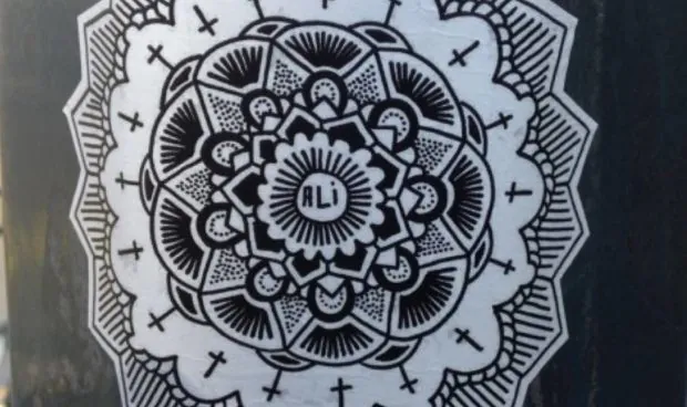 Vu à Rennes, Street art ou sort jeté ? Ali… sort de là