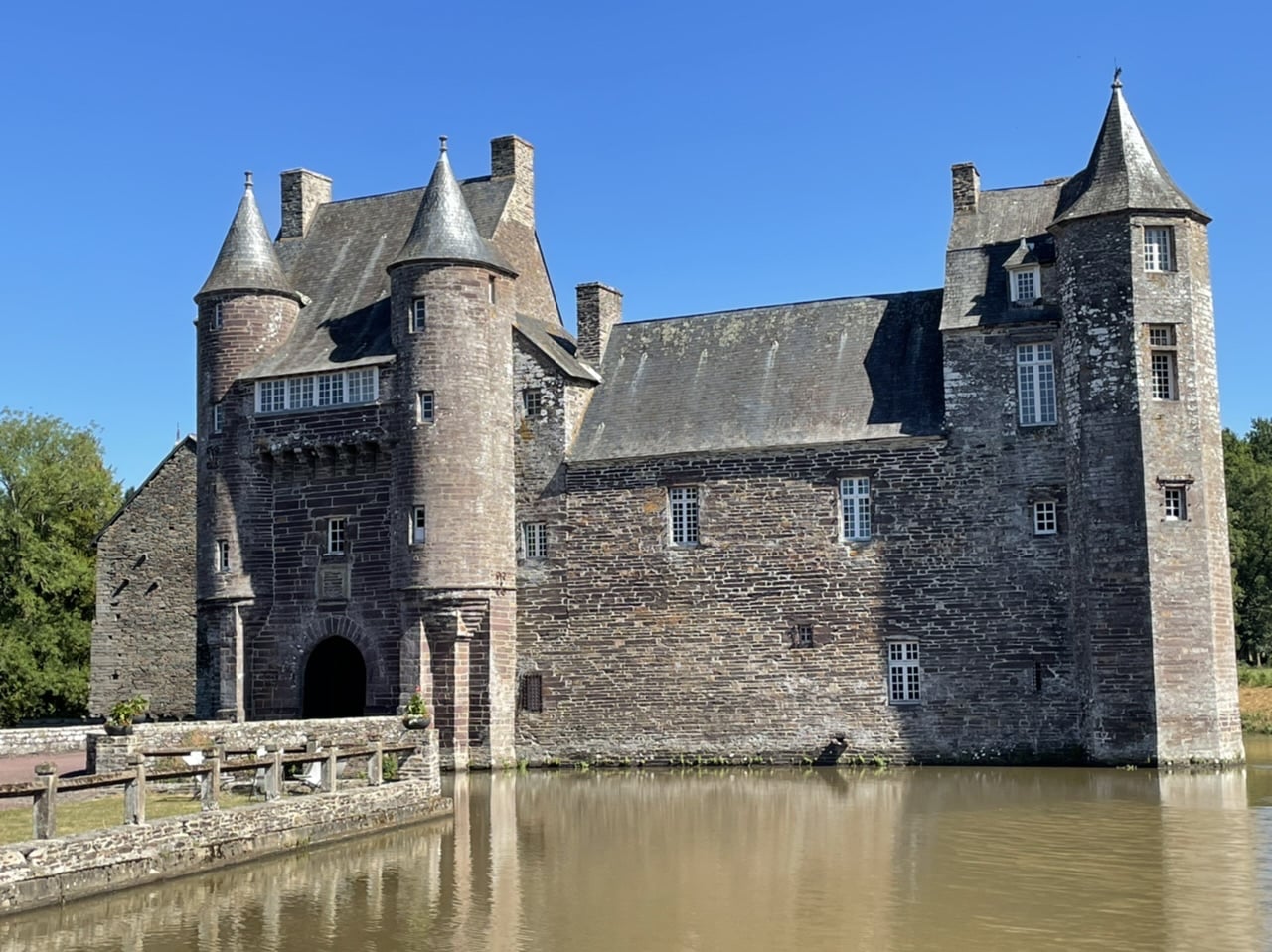 Campénéac. Le château de Trécesson et ses faucons vous attendent
