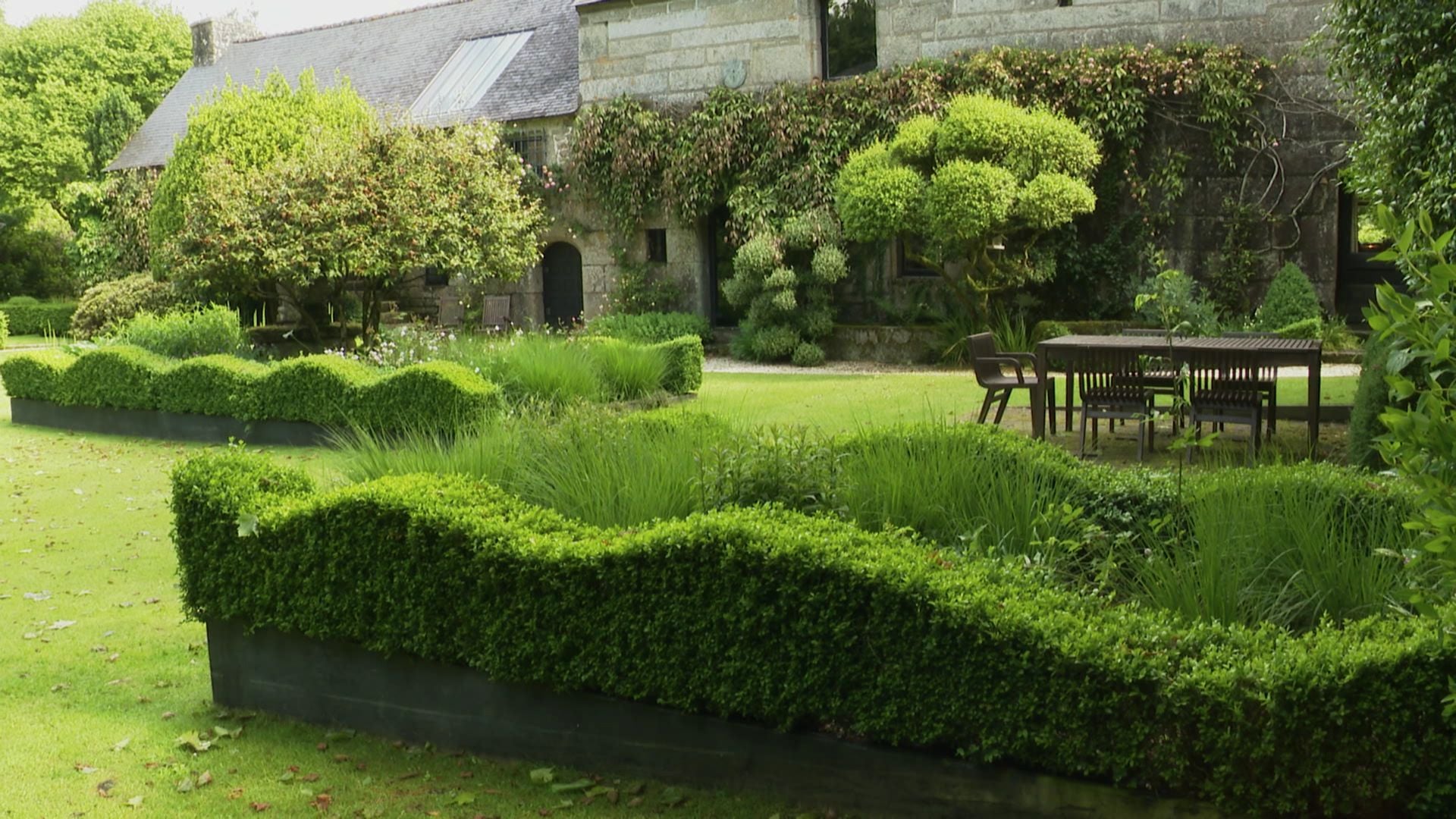 Lanrivain. Prenez rendez-vous pour visiter le jardin du Grand Launay ...