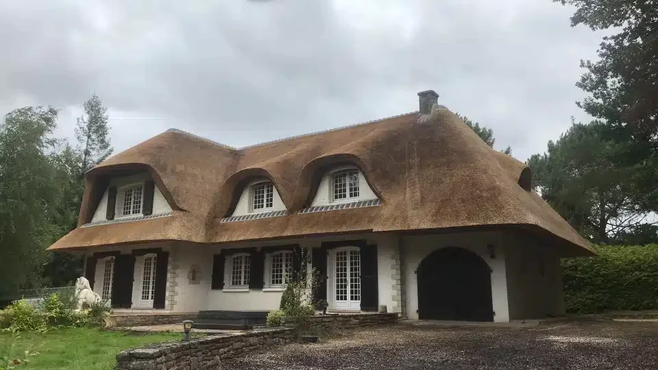 Bretagne. La toiture en chaume, une tradition conservée par certains ...