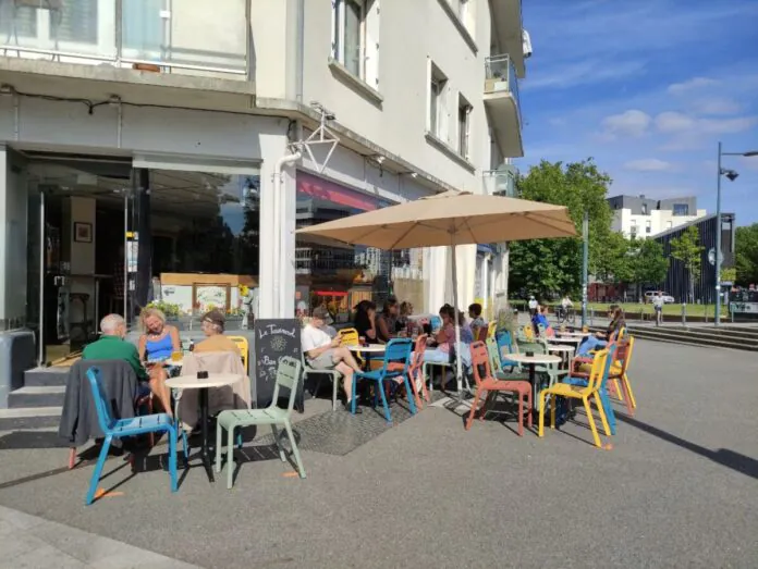 Rennes. Le bar-café Le Tournesol a fleuri sur le mail Mitterrand ...